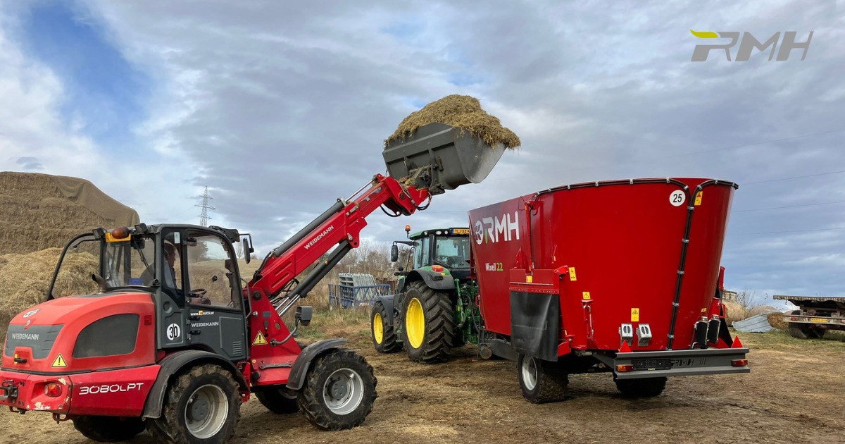Demo with RMH Mixell 22 feeder wagon - Cormana